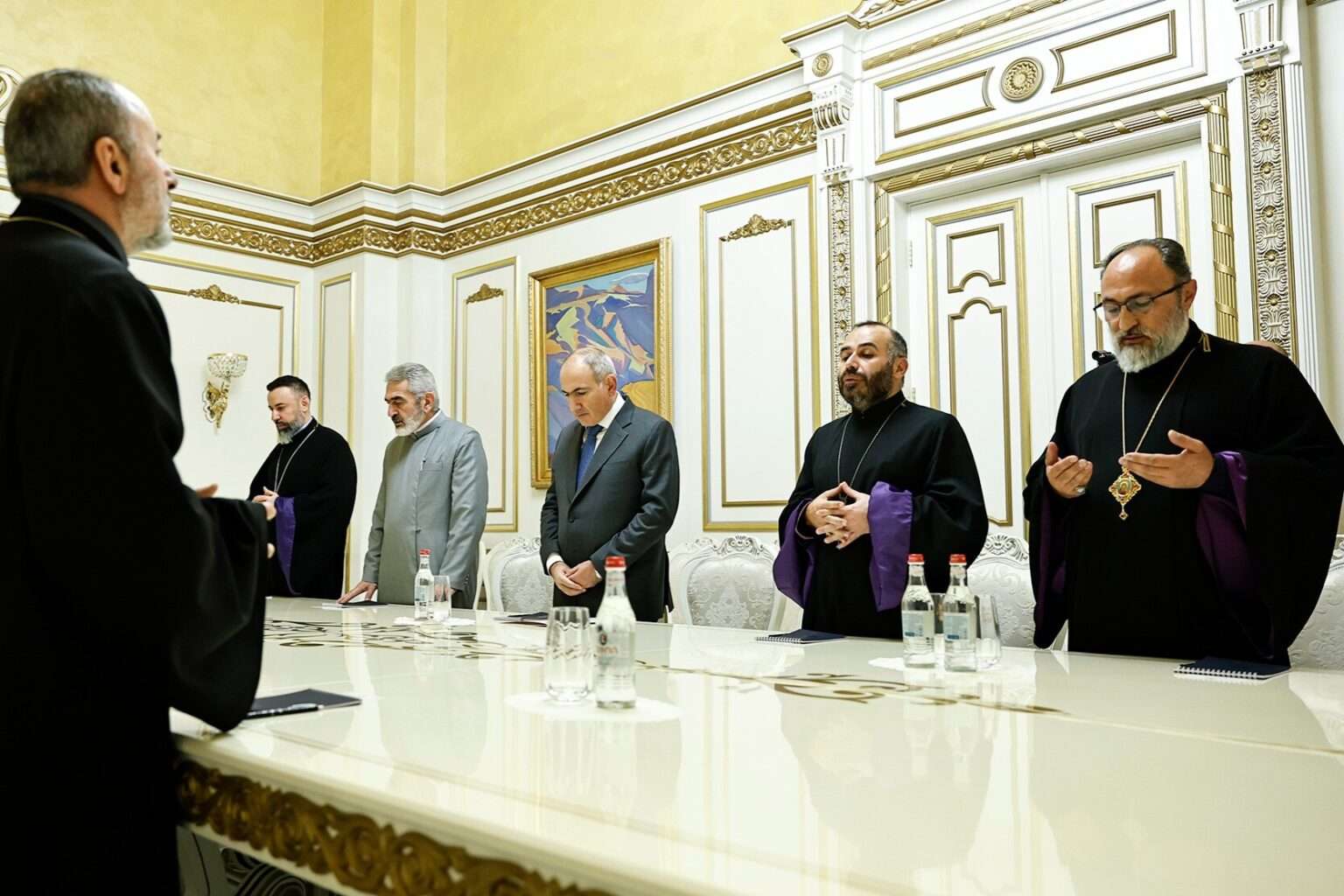 Prime Minister Pashinyan receives group of Armenian Apostolic Church ...
