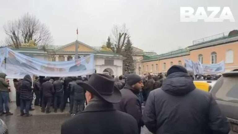 ‘Hands off the Armenian church’: Protest held in Moscow amid Pashinyan ...